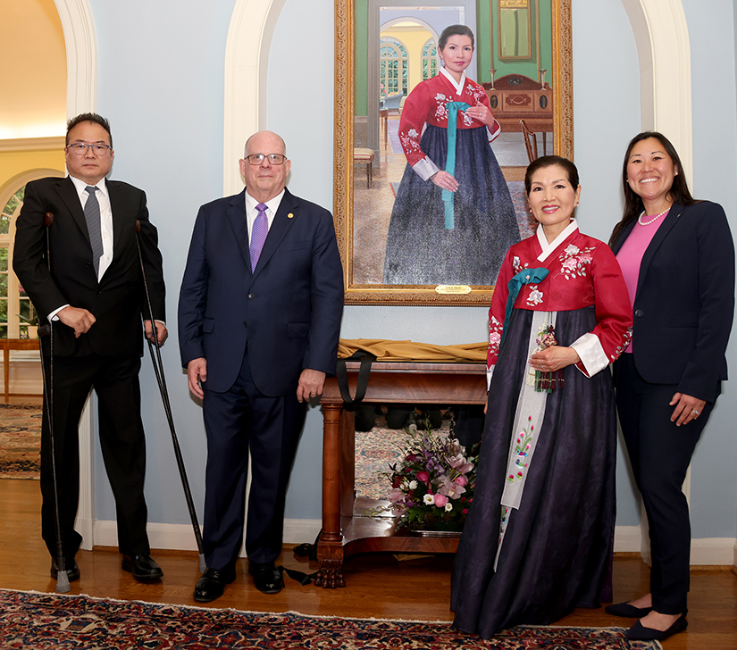 First Lady's Portrait by SU's Kim Unveiled - SBJ