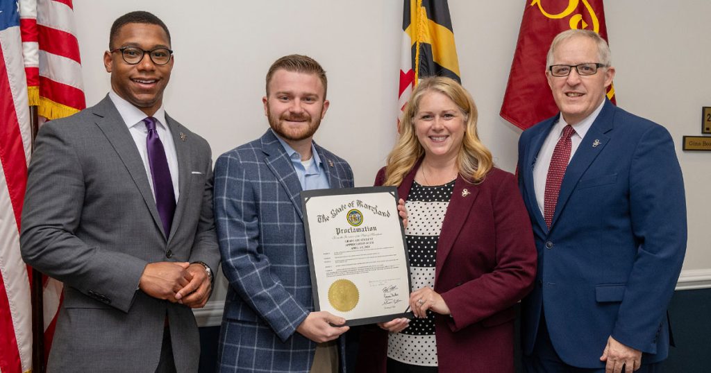 SU Receives Graduate Student Appreciation Week Proclamation from ...